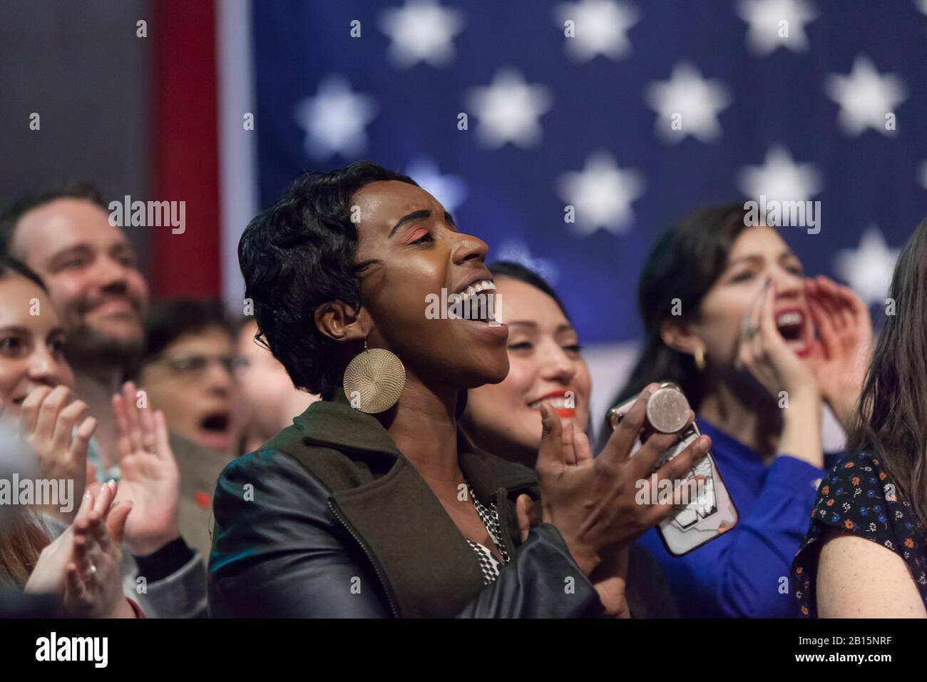 Diverse crowd cheer hi-res stock photography and images - Alamy