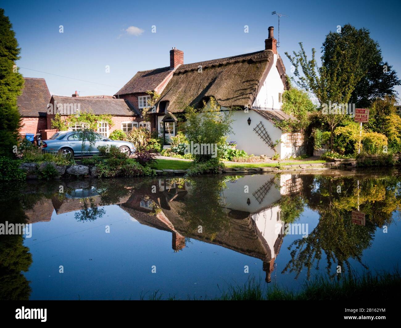 Lovely thatched roof cottage by the canal at Alrewas, England UK Stock ...