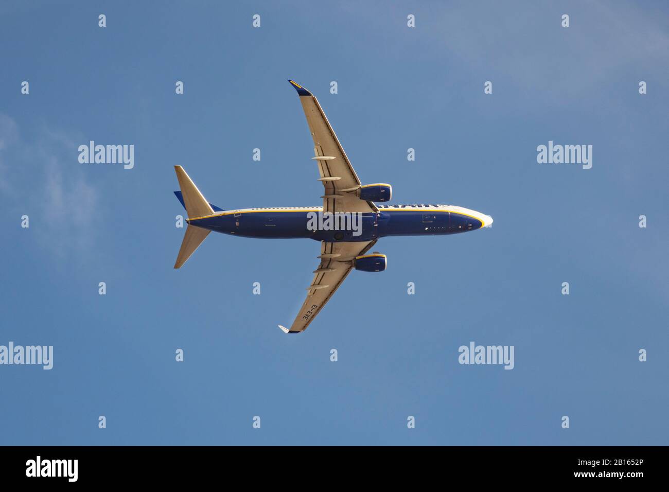 Smooth landing boeing 737 airliner hi-res stock photography and images ...