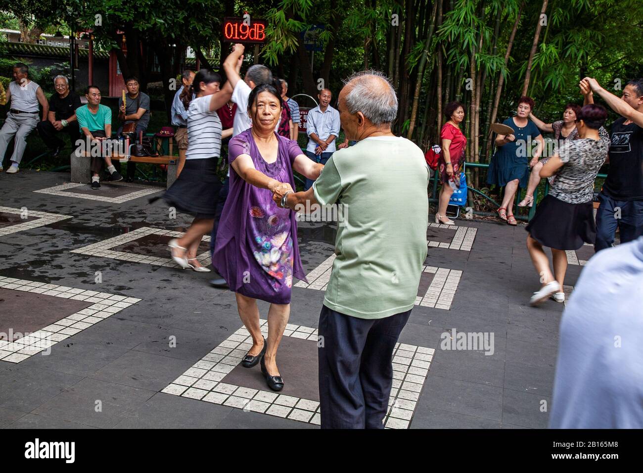 Chinese couple dancing in Chengdu People's Park China Stock Photo - Alamy