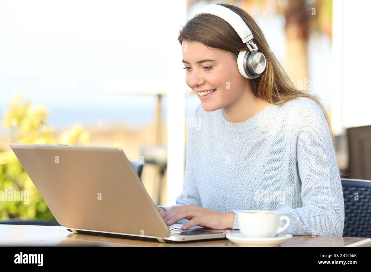 Learning cafe hi-res stock photography and images - Alamy