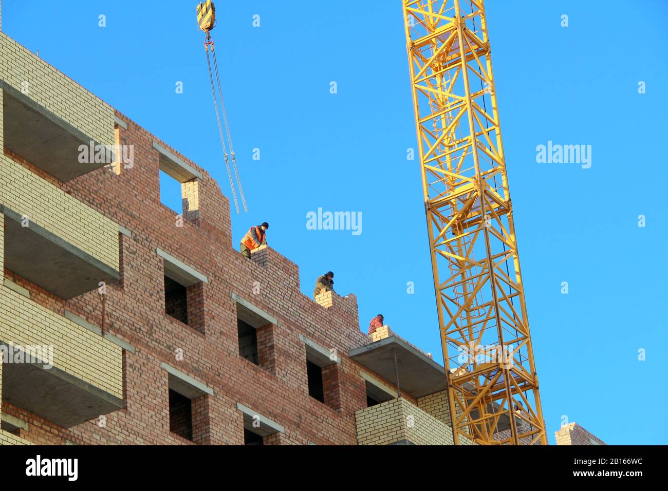 Crane lifting bricks hi-res stock photography and images - Alamy