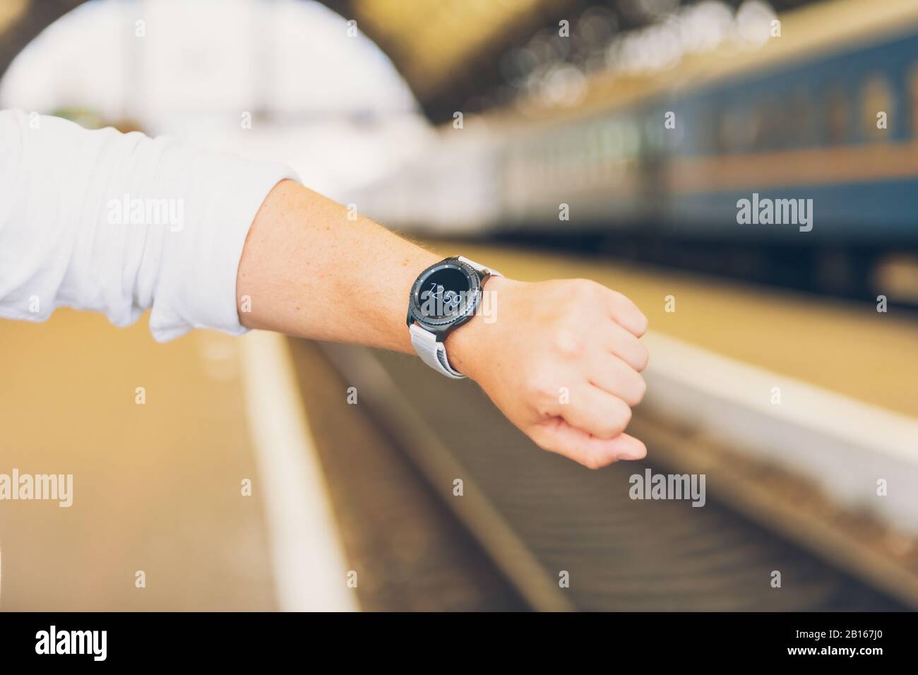 Hand man wrist watch hi-res stock photography and images - Alamy