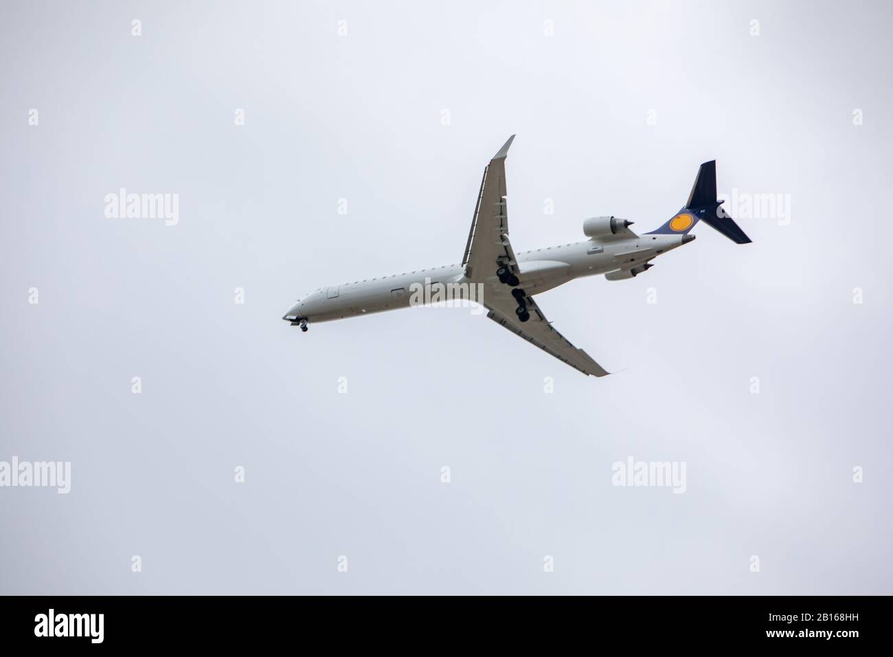Airplane landing in rainy weather hi-res stock photography and images ...
