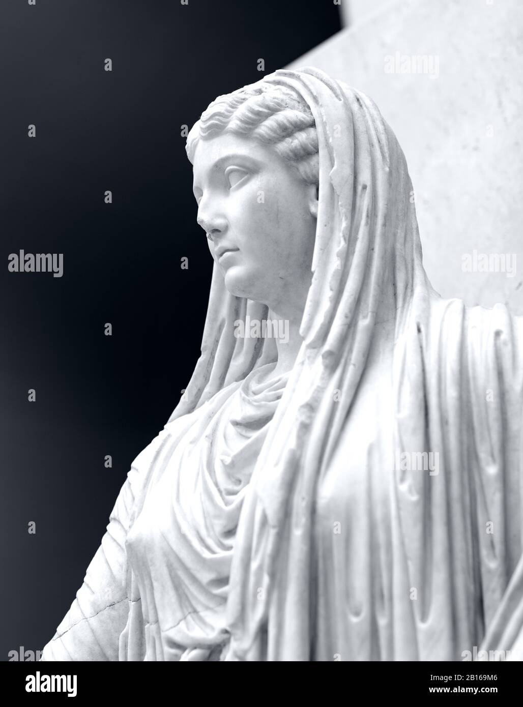 Statue sculpture female woman body hi-res stock photography and images ...