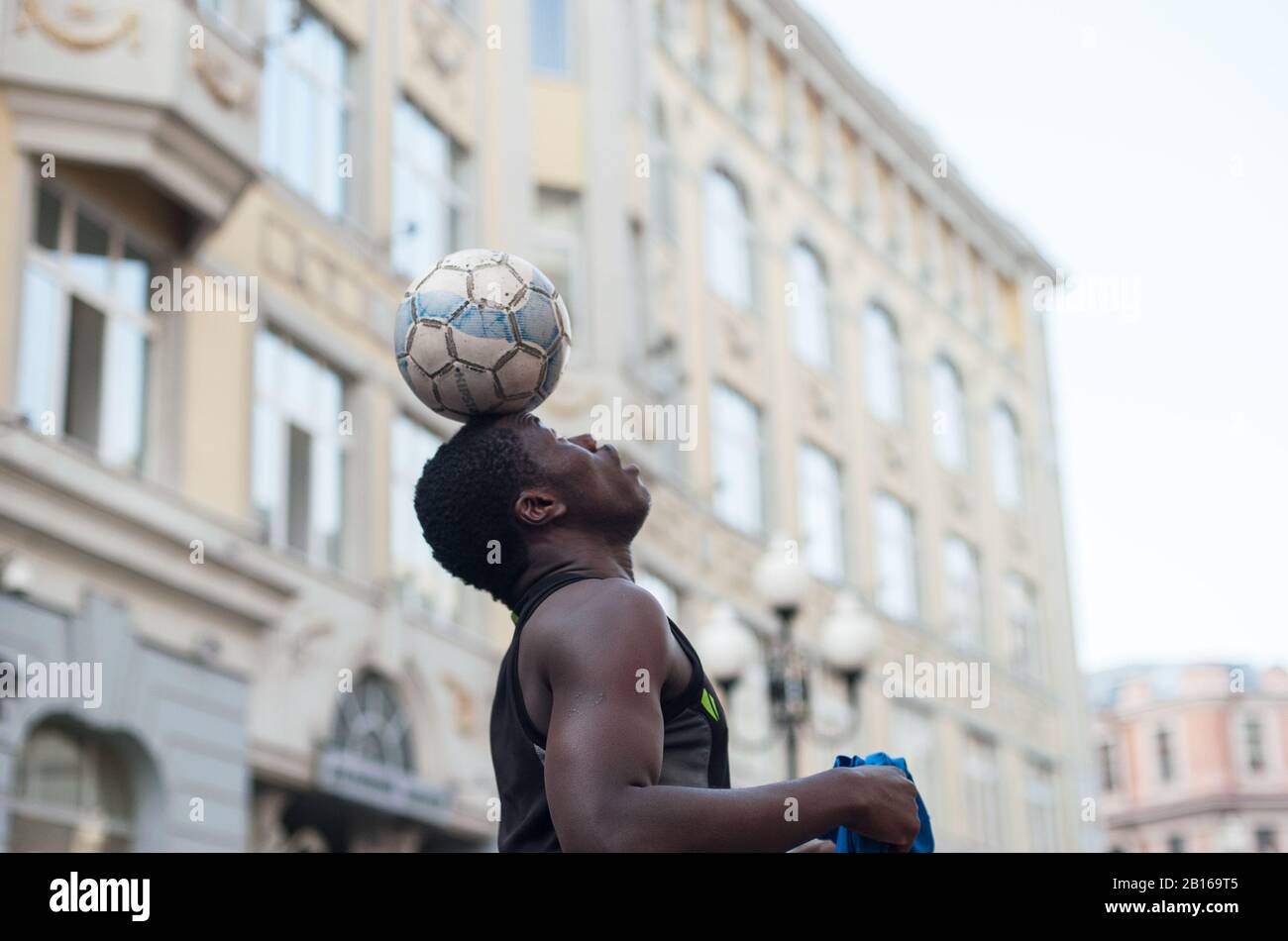 Juggle a soccer ball hi-res stock photography and images - Alamy