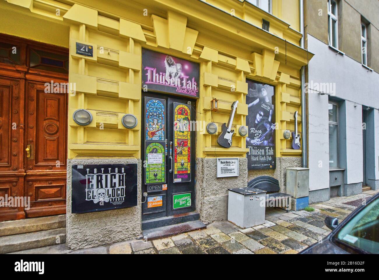 Bar atmosphere hi-res stock photography and images - Alamy