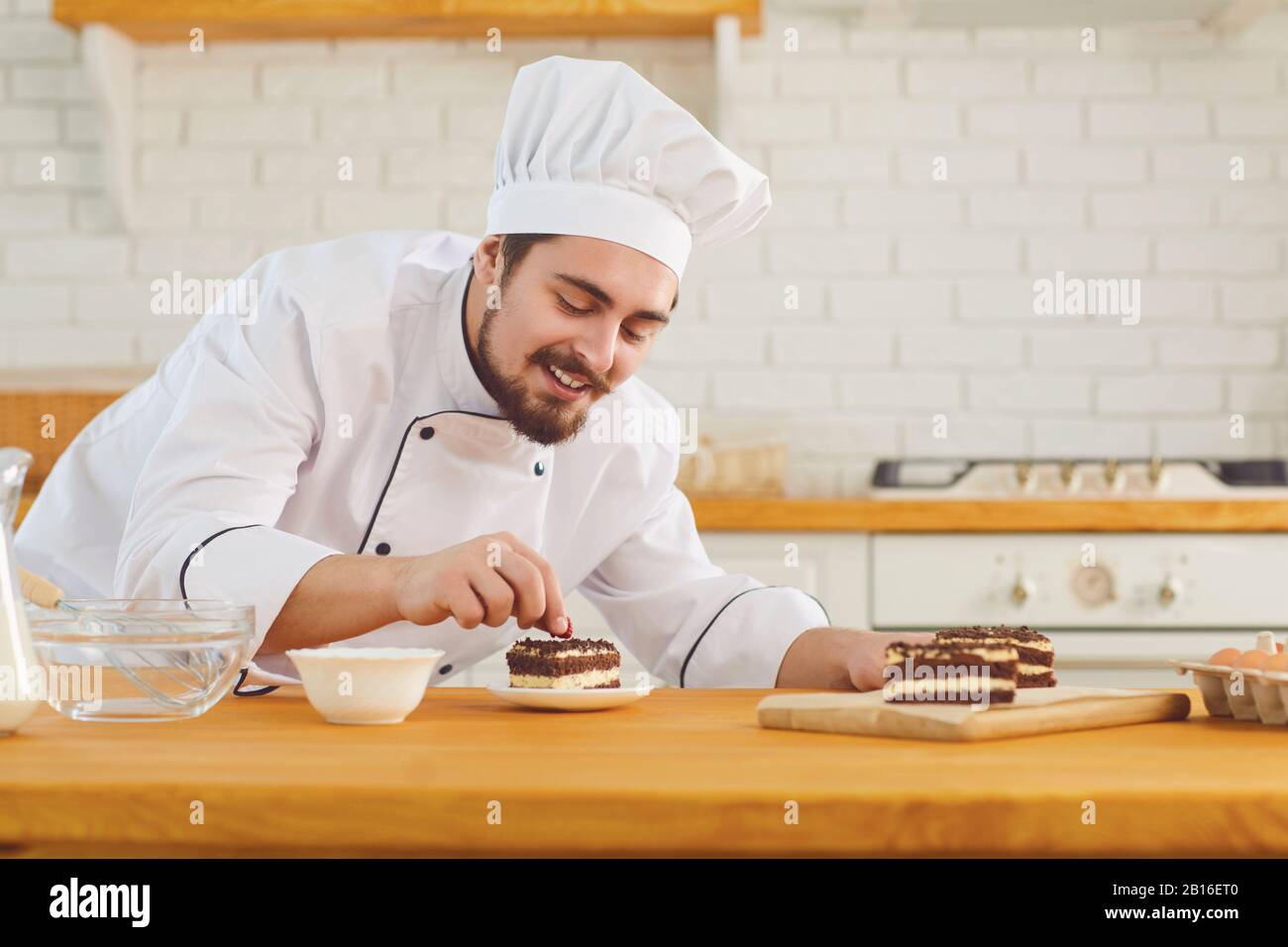 Decorating a cake hi-res stock photography and images - Alamy