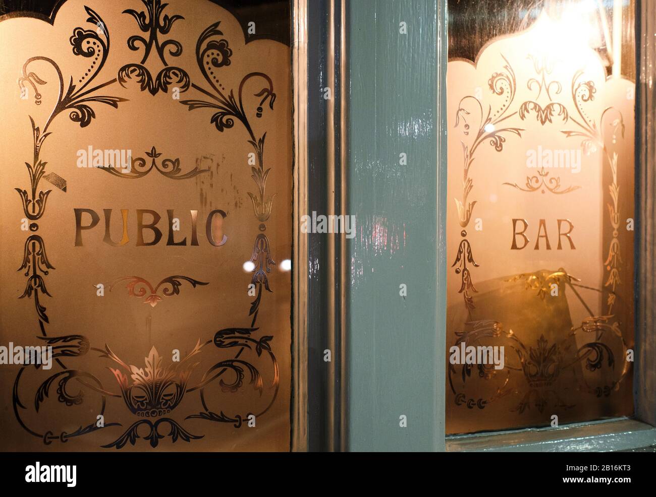 Pub glass window hi-res stock photography and images - Alamy