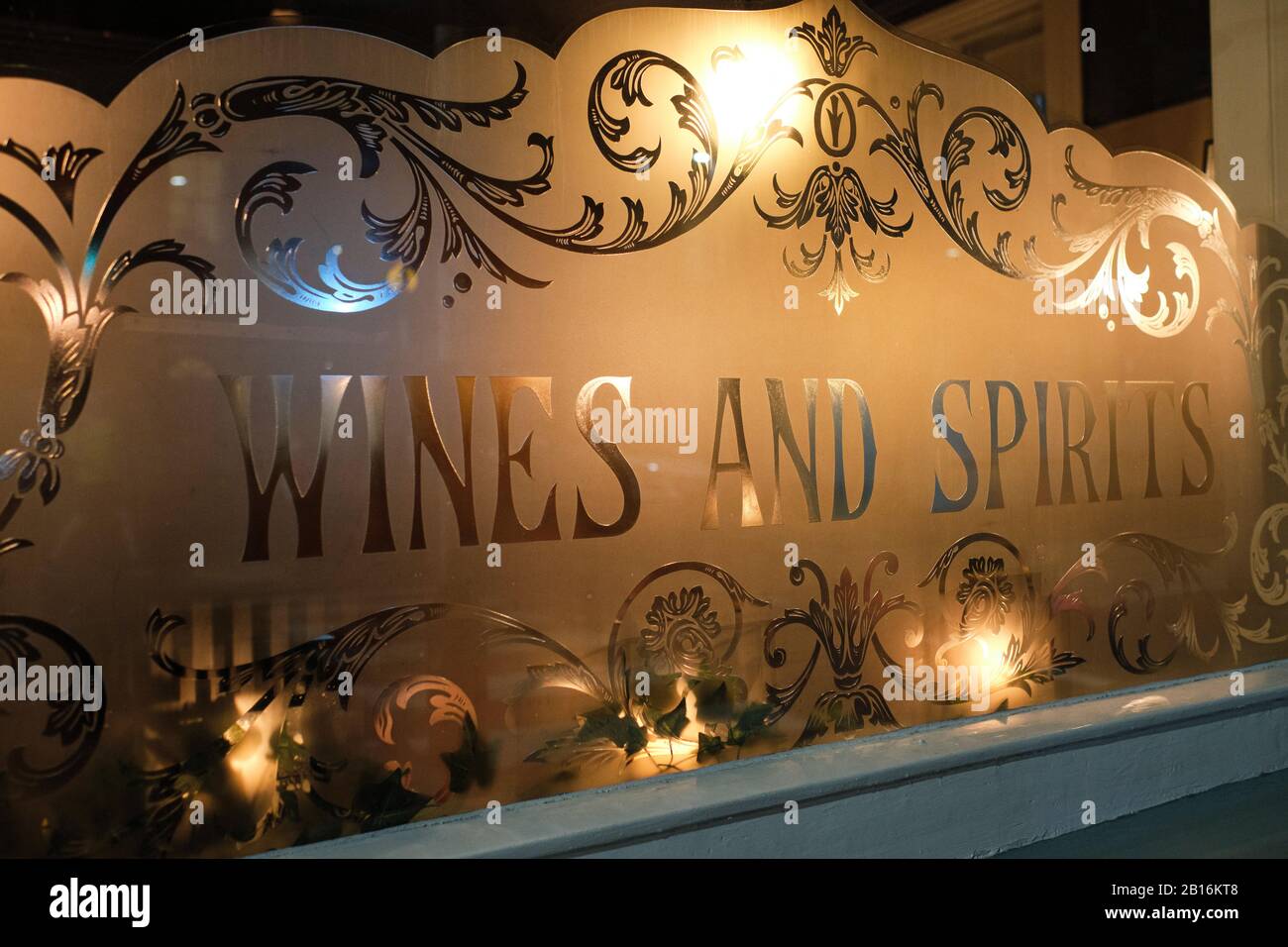 Pub glass window hi-res stock photography and images - Alamy