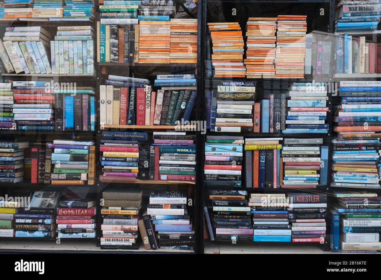 Secondhand bookshop piles hi-res stock photography and images - Alamy