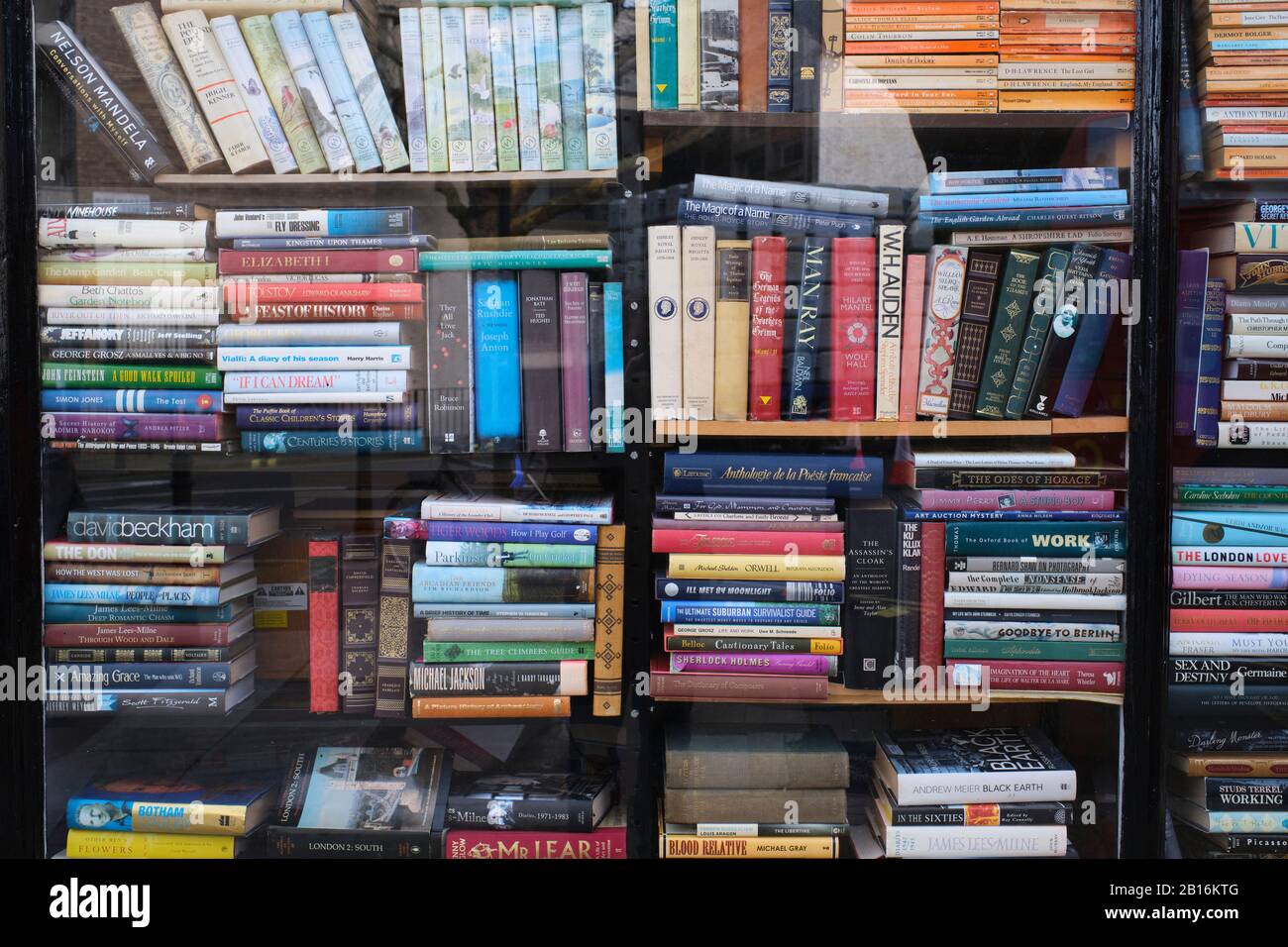 Secondhand bookshop piles hi-res stock photography and images - Alamy