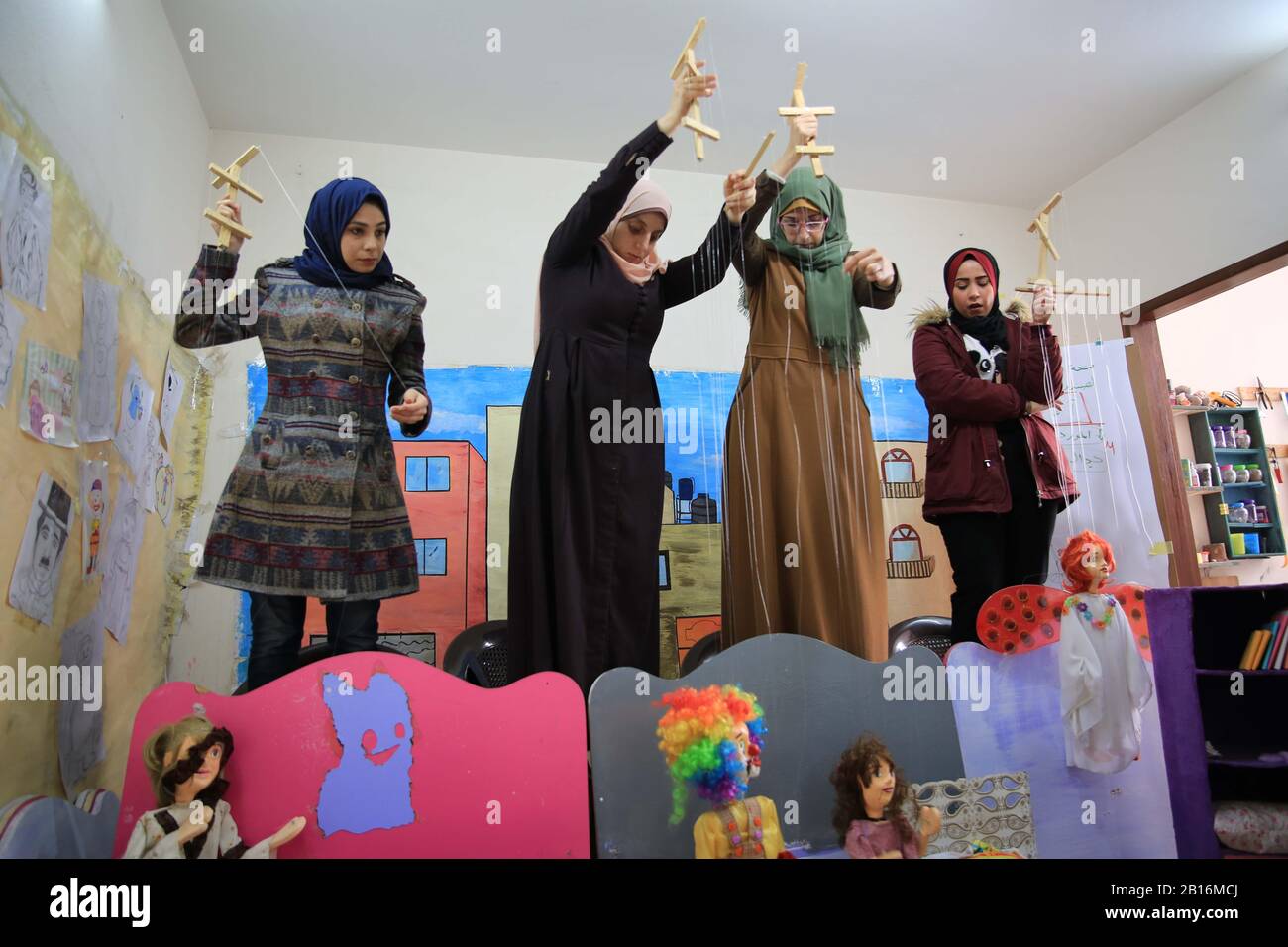 Gaza City, The Gaza Strip, Palestine. 23rd Feb, 2020. Palestinian young ...