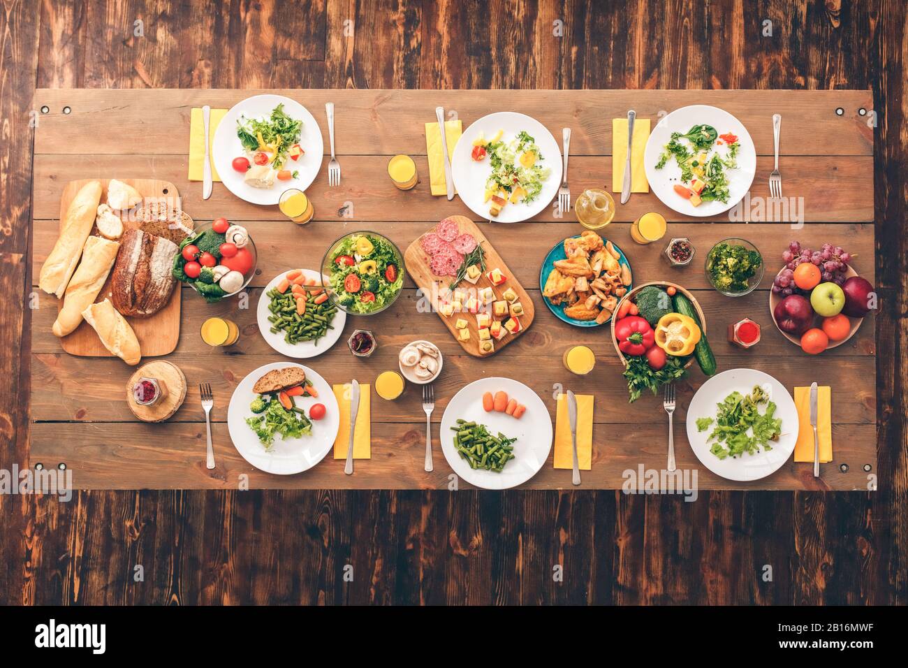Huge family dinner hi-res stock photography and images - Alamy