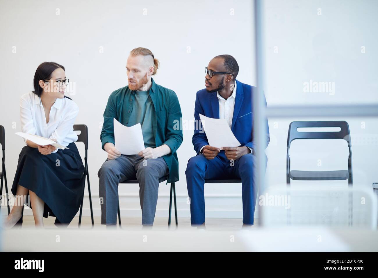 Men behind women hi-res stock photography and images - Alamy