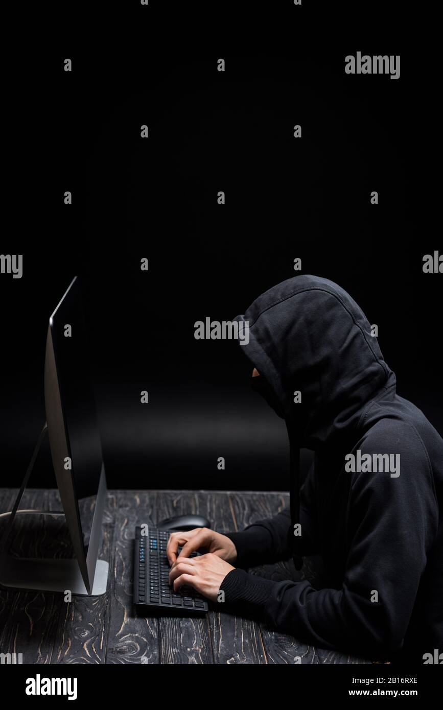 Hooded man computer dark web hi-res stock photography and images - Alamy