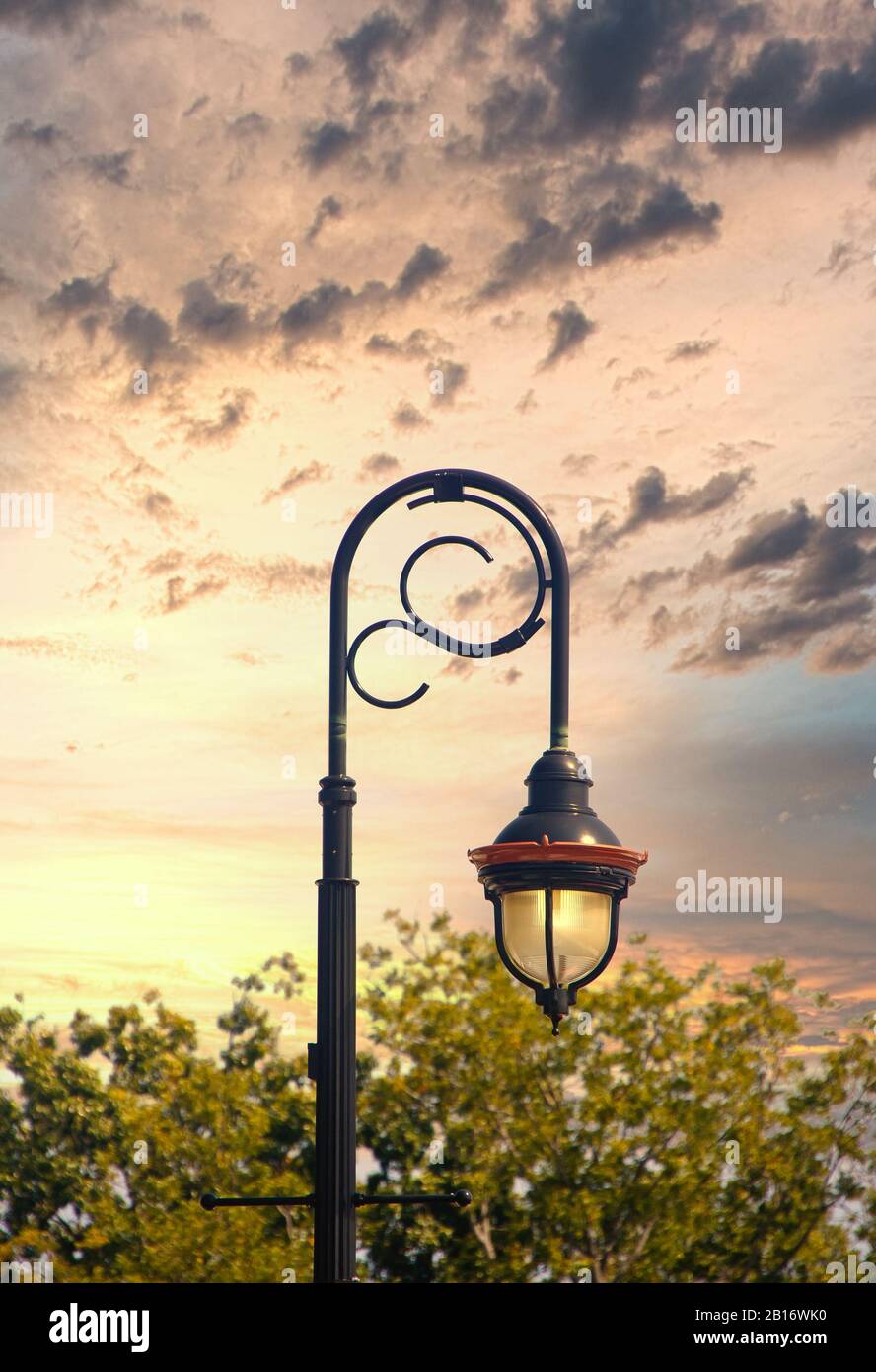 Traditional street lamp hi-res stock photography and images - Alamy