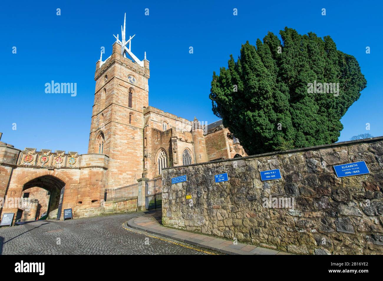 Cala Homes, Linlithgow Palace St Michaels Church Stock Photo - Alamy