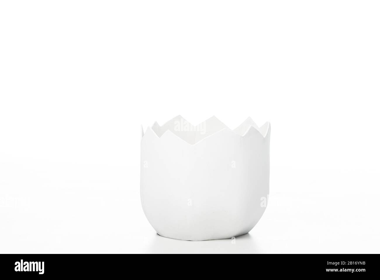 Empty eggshell hi-res stock photography and images - Alamy