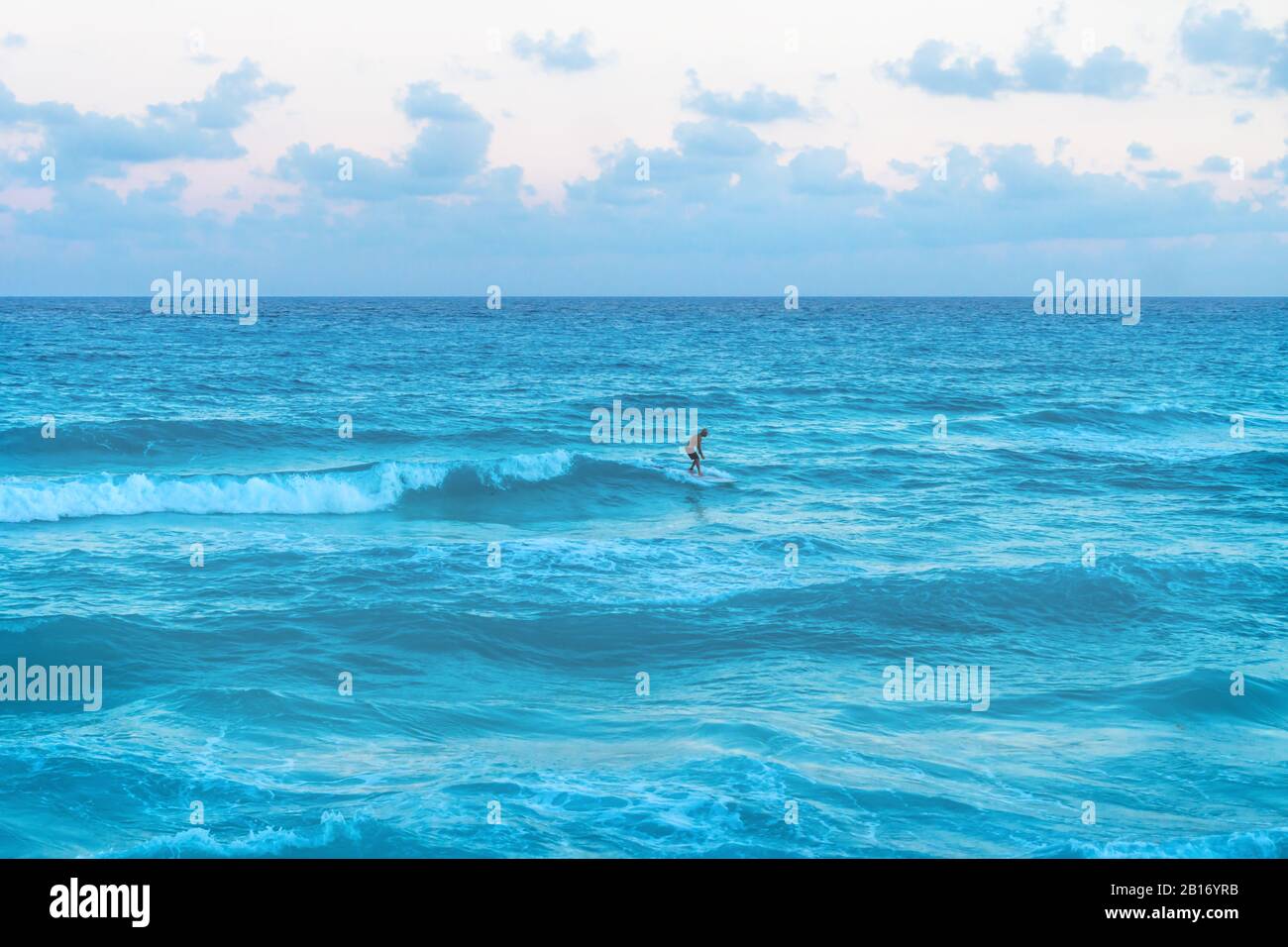 Mexico surfing cancun hi-res stock photography and images - Alamy