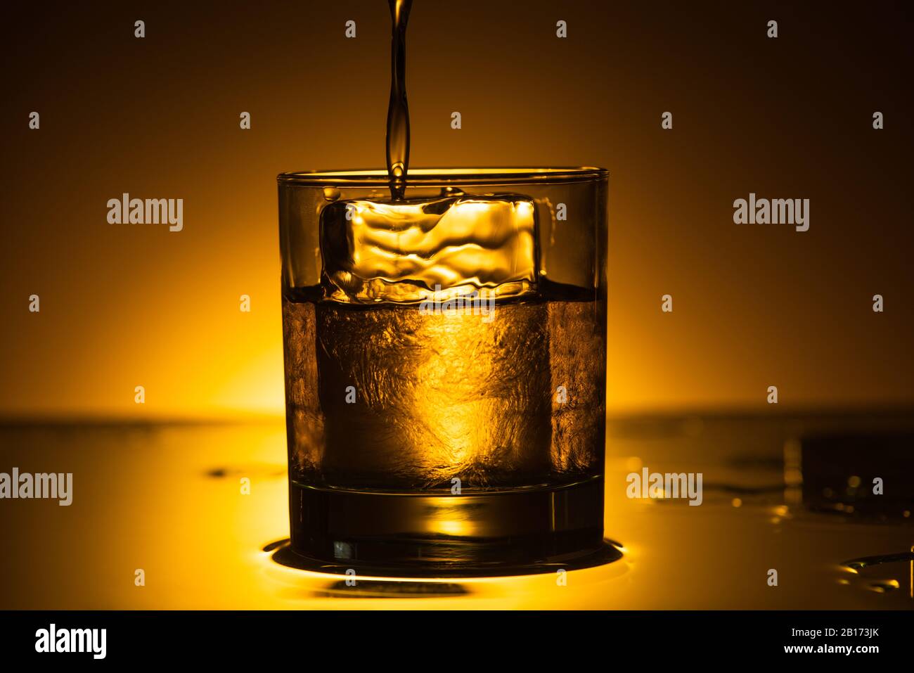Vodka pouring hi-res stock photography and images - Alamy