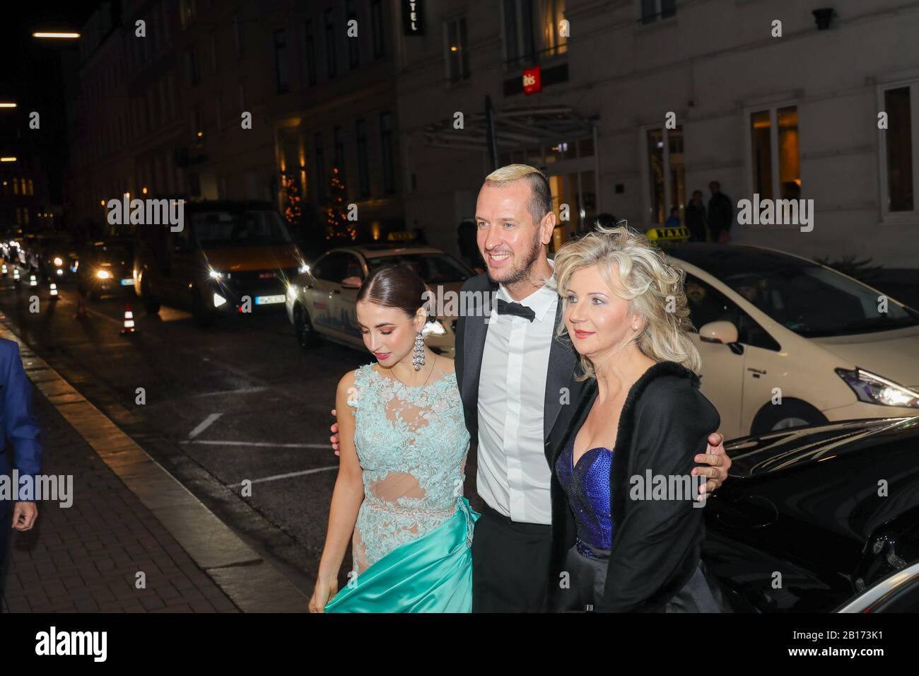 Ekaterina Leonova und Pascal Hens mit Mutter beim 23. Blauen Ball 2020 ...