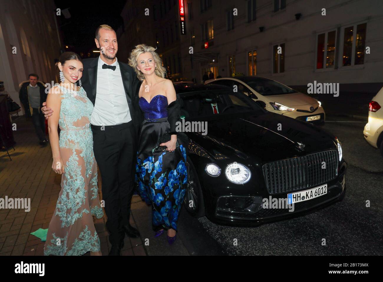 Ekaterina Leonova und Pascal Hens mit Mutter beim 23. Blauen Ball 2020 ...