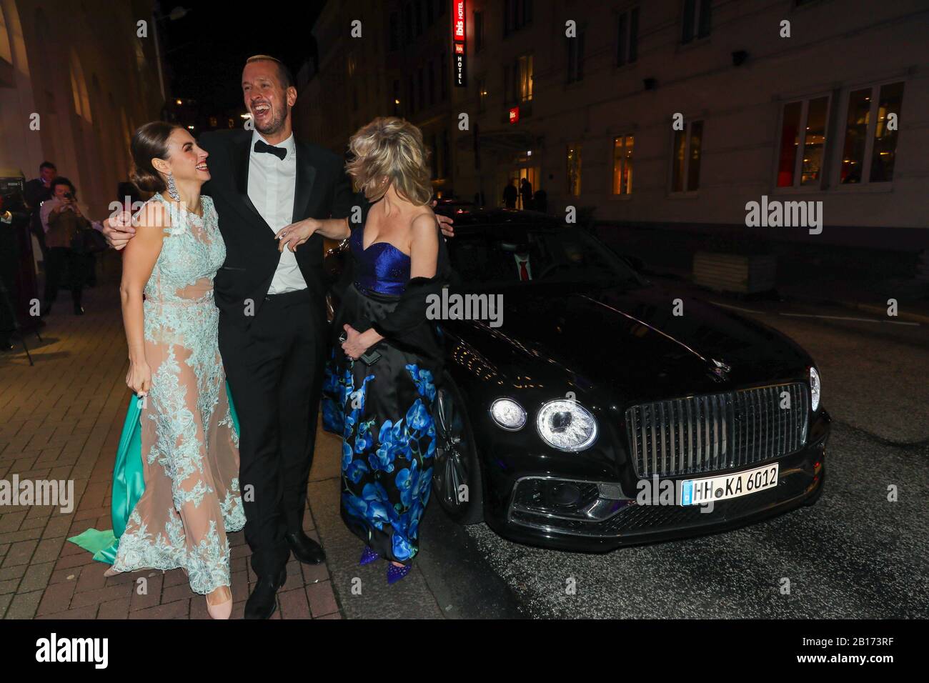 Ekaterina Leonova und Pascal Hens mit Mutter beim 23. Blauen Ball 2020 ...