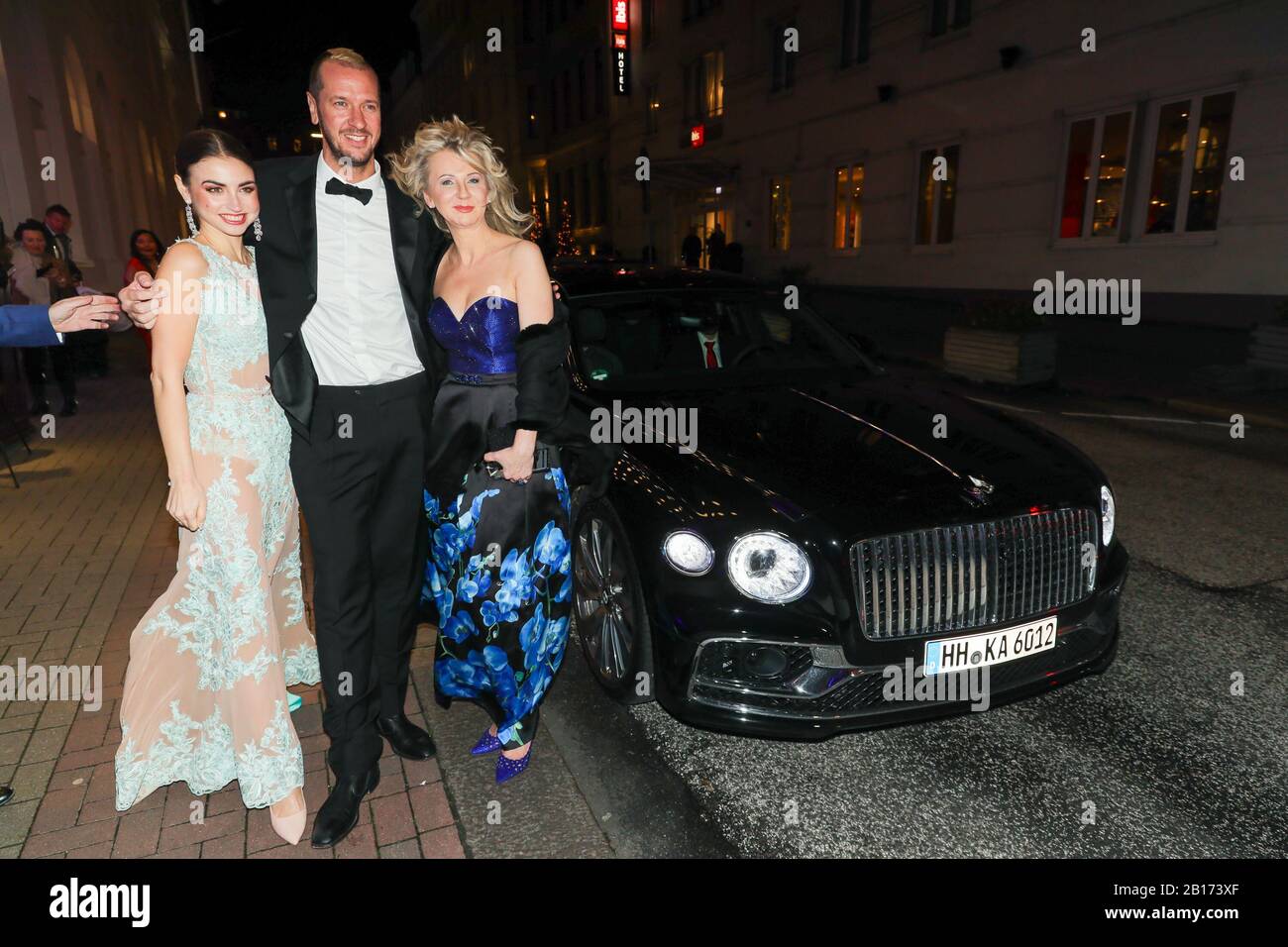 Ekaterina Leonova und Pascal Hens mit Mutter beim 23. Blauen Ball 2020 ...