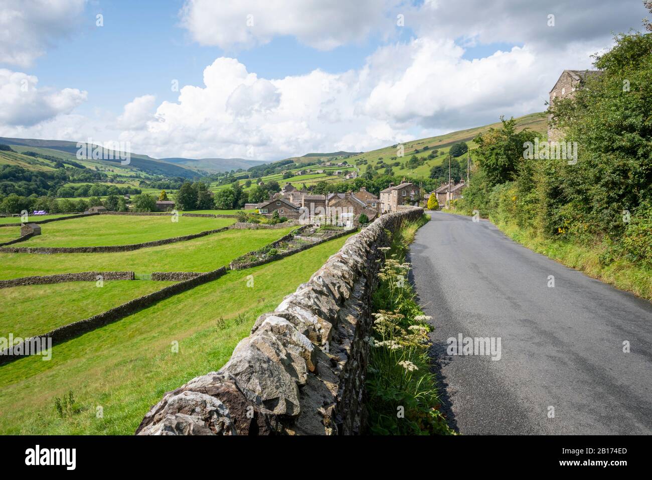 Road yorkshire dales national park hi-res stock photography and images ...