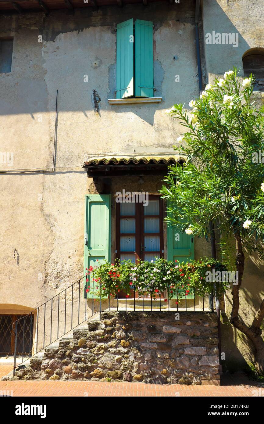 Italian style cottage hi-res stock photography and images - Alamy
