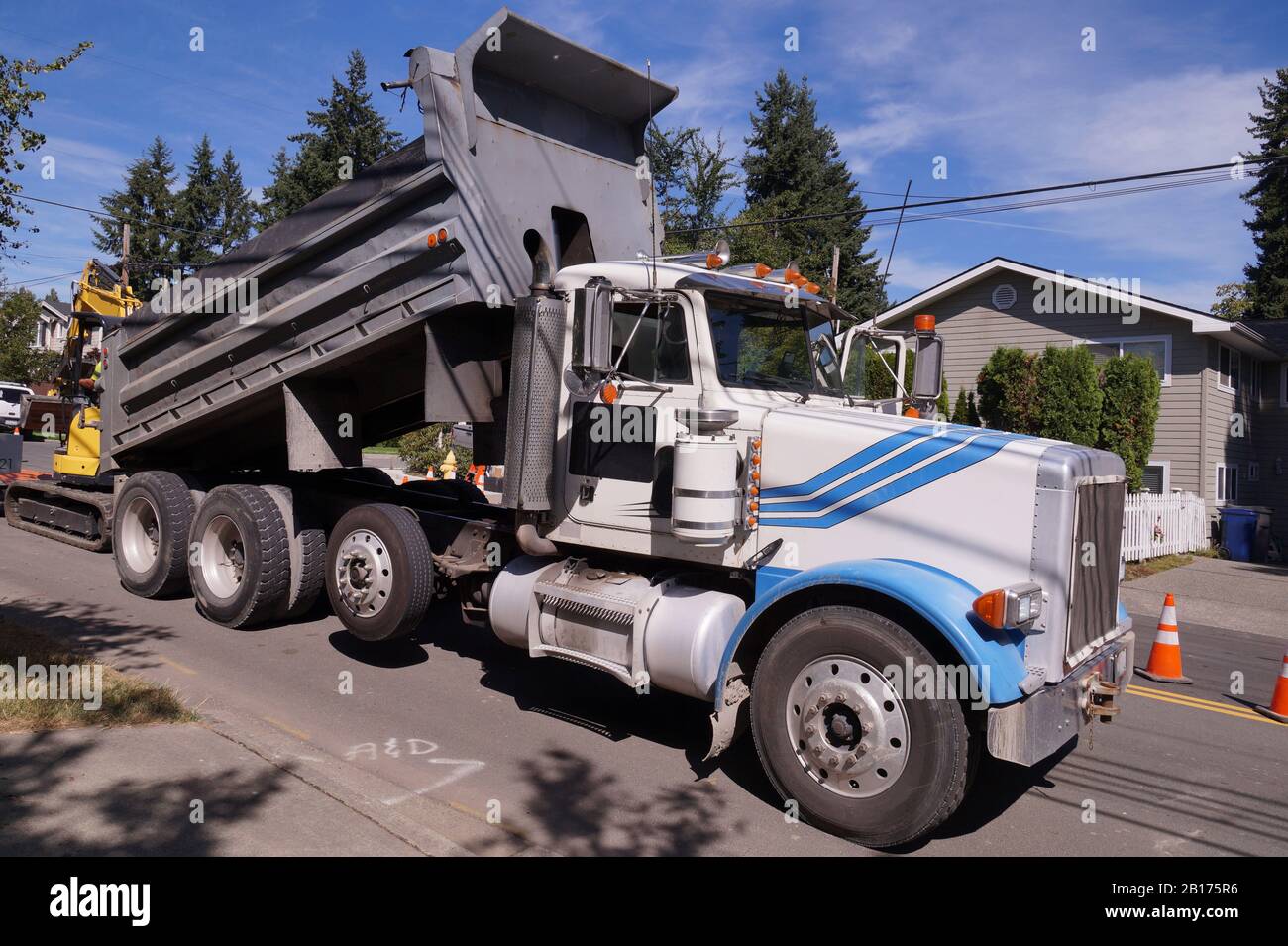 Dump truck unloading hi-res stock photography and images - Alamy
