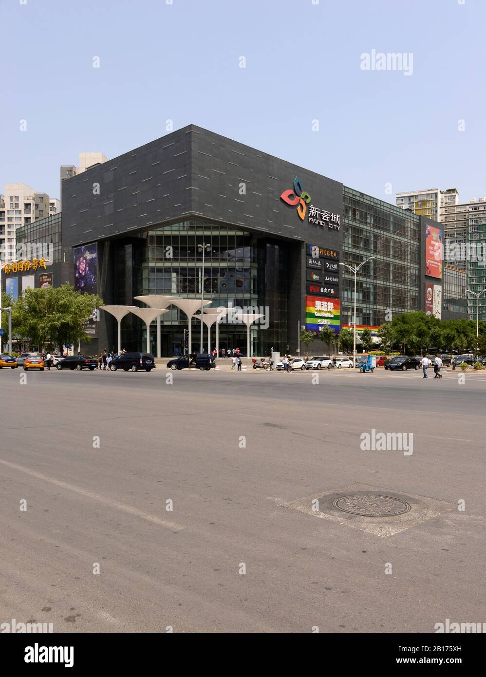 Modern shopping mall complex, Wangjing district, Beijing, China Stock ...