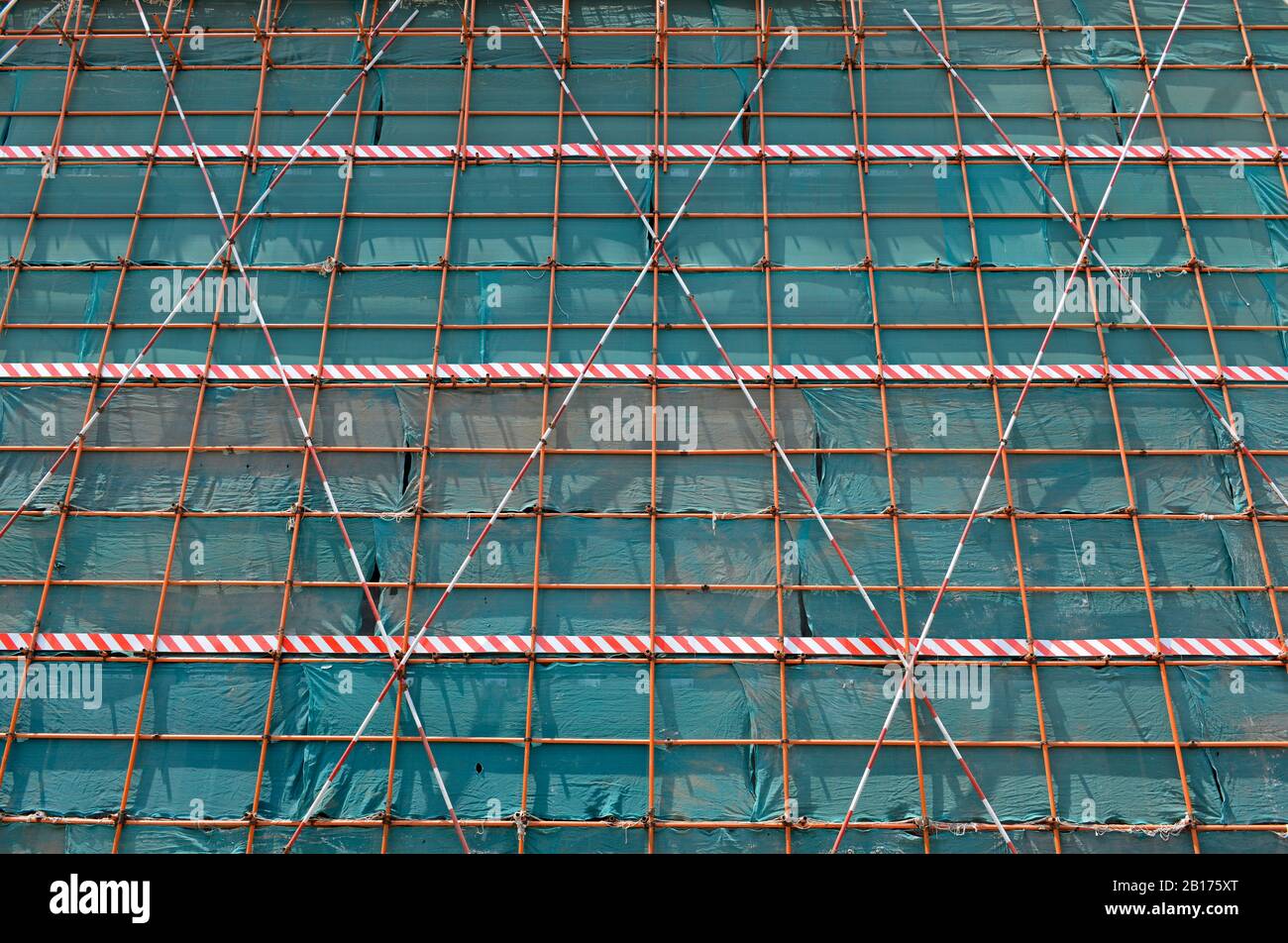 Mesh covering building scaffolding hi-res stock photography and images ...