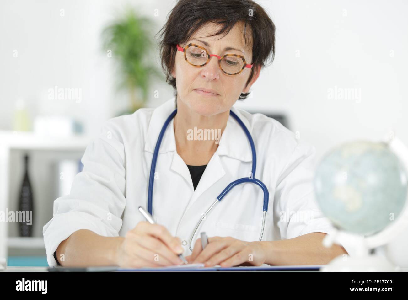 Woman take note on notebook hi-res stock photography and images - Alamy