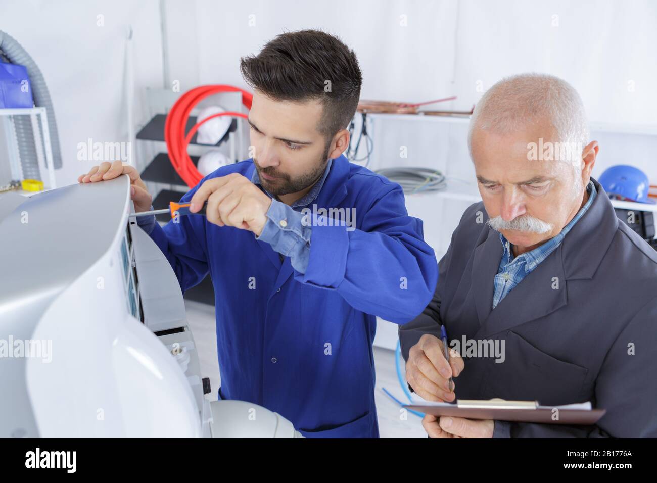 Technicians work together hi-res stock photography and images - Alamy