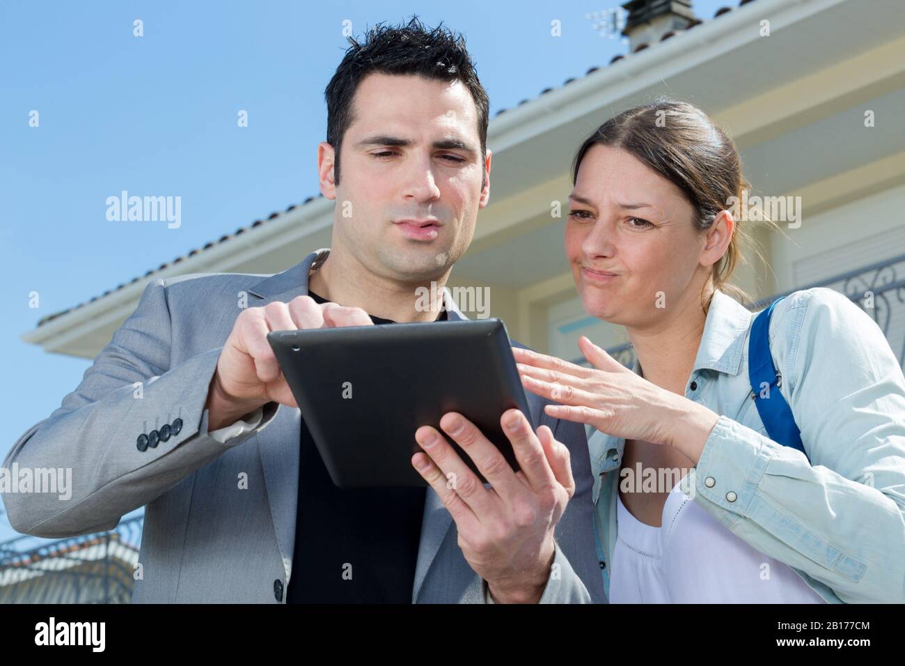 Realtor couple outside home hi-res stock photography and images - Alamy
