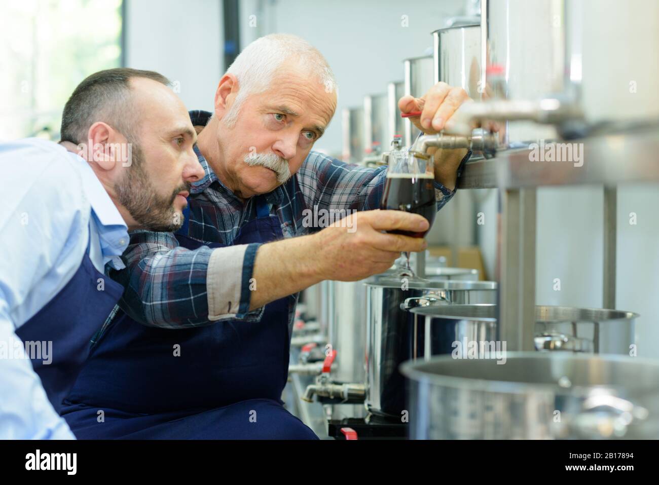 Factory workers in bottling plant hi-res stock photography and images ...