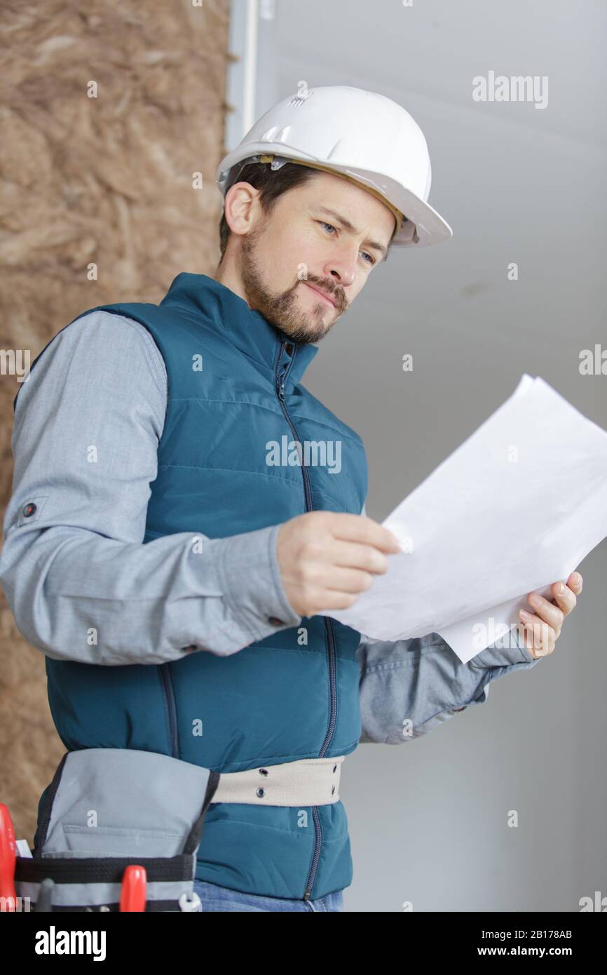 Construction worker reading plans hi-res stock photography and images ...