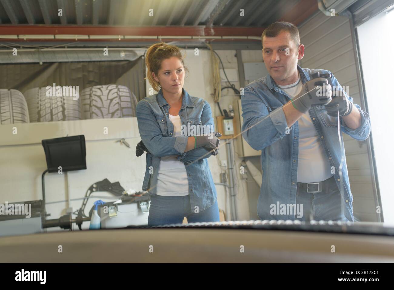 Teaching young mechanics hi-res stock photography and images - Alamy