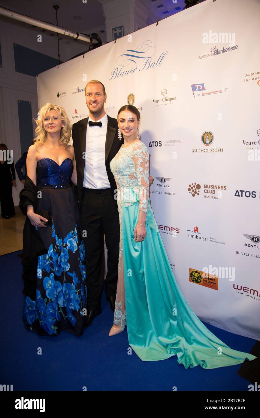 Ekaterina Leonova und Pascal Hens mit Mutter beim 23. Blauen Ball 2020 ...