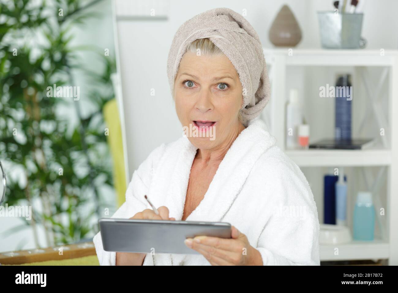 Elderly indoors scared hi-res stock photography and images - Alamy