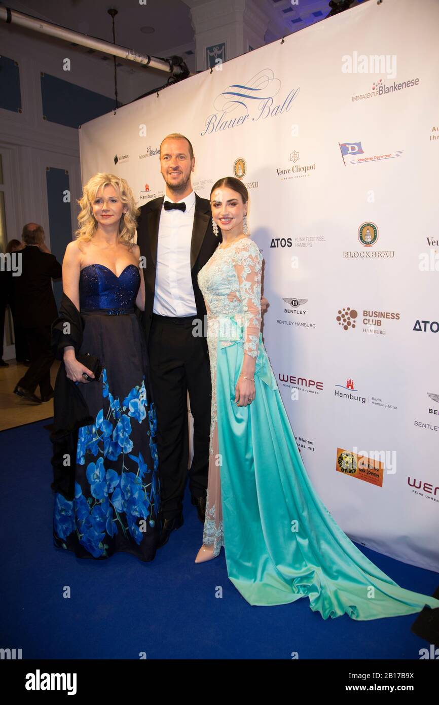Ekaterina Leonova und Pascal Hens mit Mutter beim 23. Blauen Ball 2020 ...