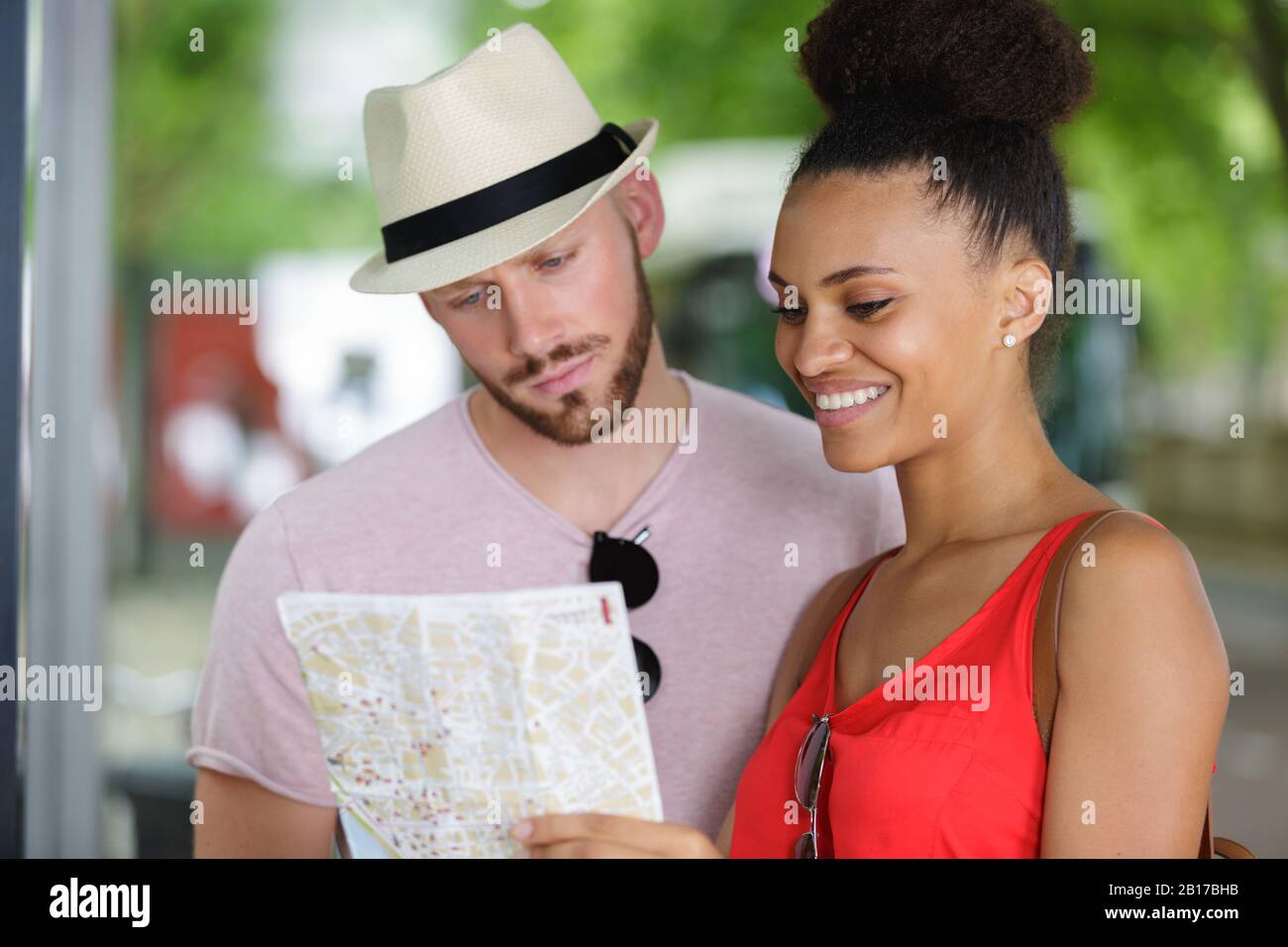 young couple looking at a tourist guide map Stock Photo - Alamy
