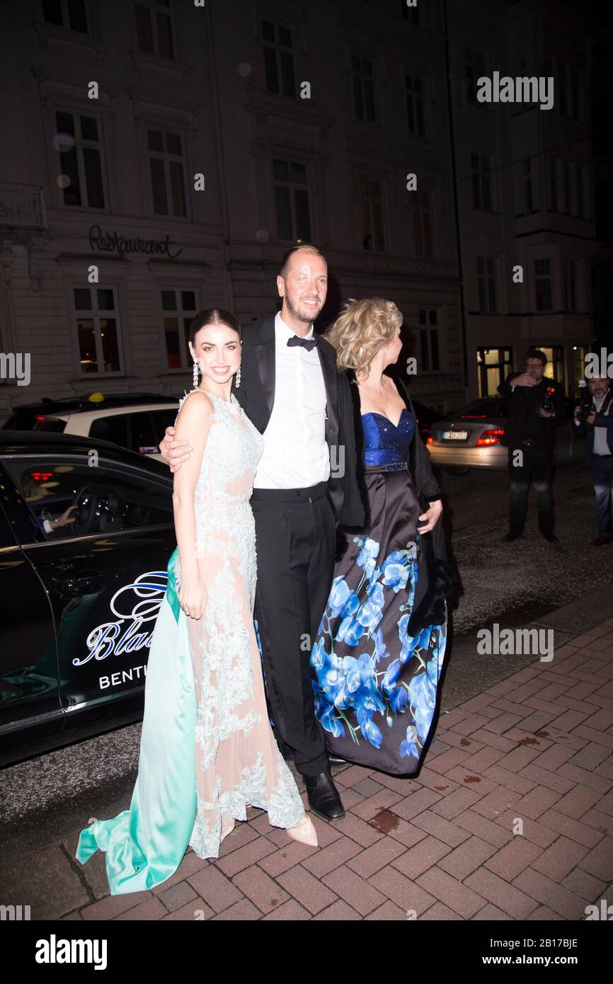 Ekaterina Leonova und Pascal Hens mit Mutter beim 23. Blauen Ball 2020 ...