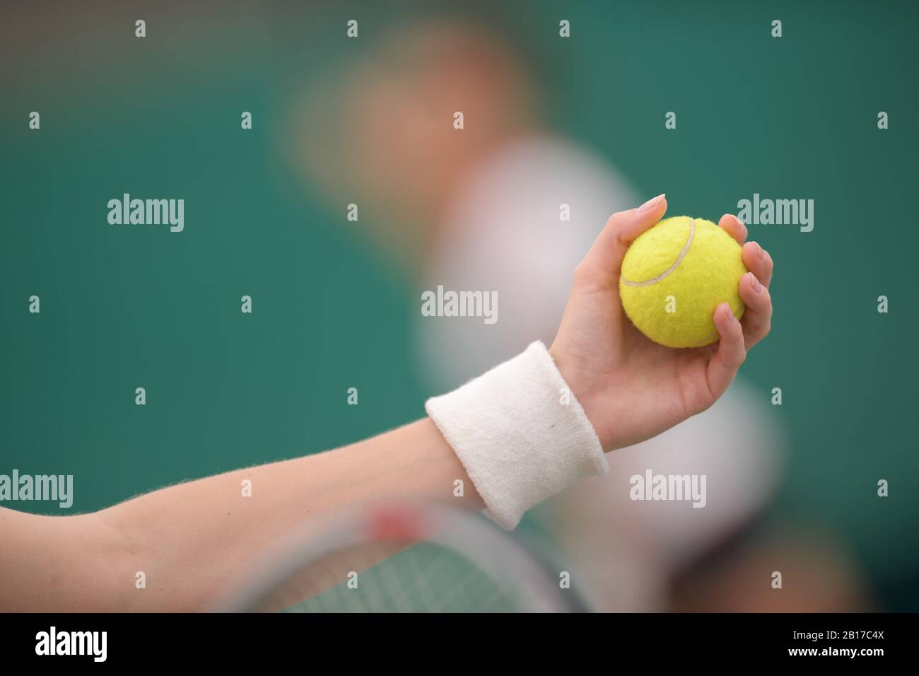 hand holding tennis ball Stock Photo - Alamy