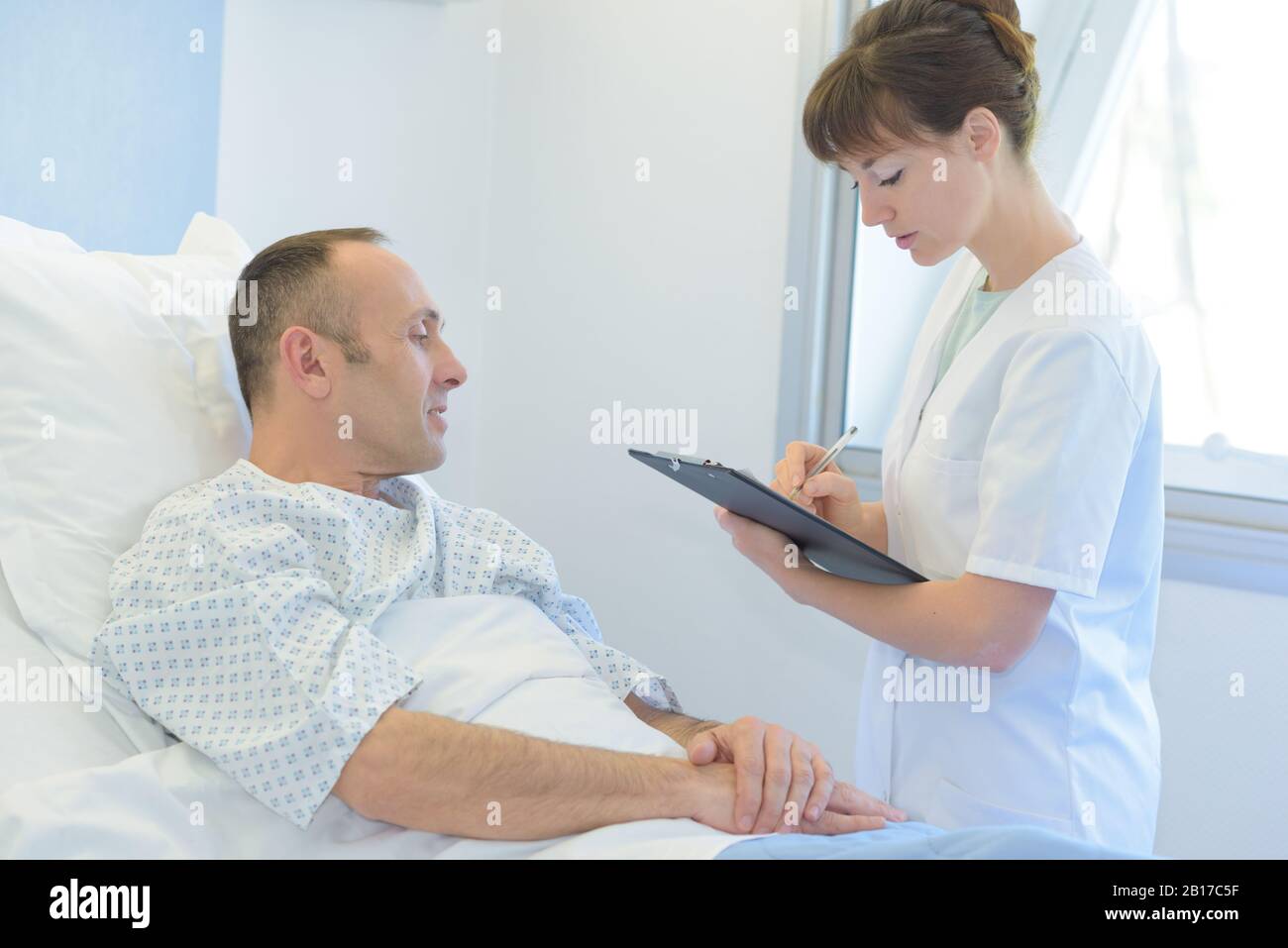 nurse asking questions on the recovering patient Stock Photo - Alamy