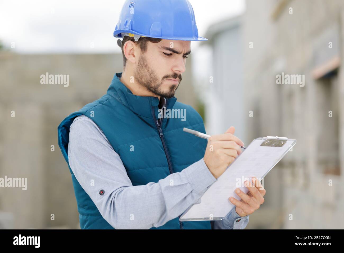 engineer man taking notes on clipboard Stock Photo - Alamy