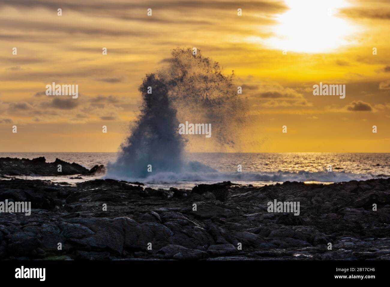 High surf in hawaii hi-res stock photography and images - Alamy