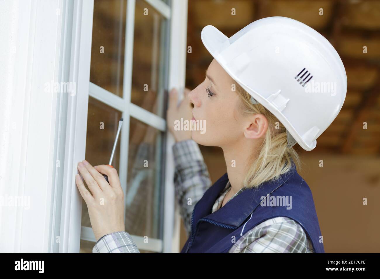 woman window setter marking the measurements Stock Photo - Alamy
